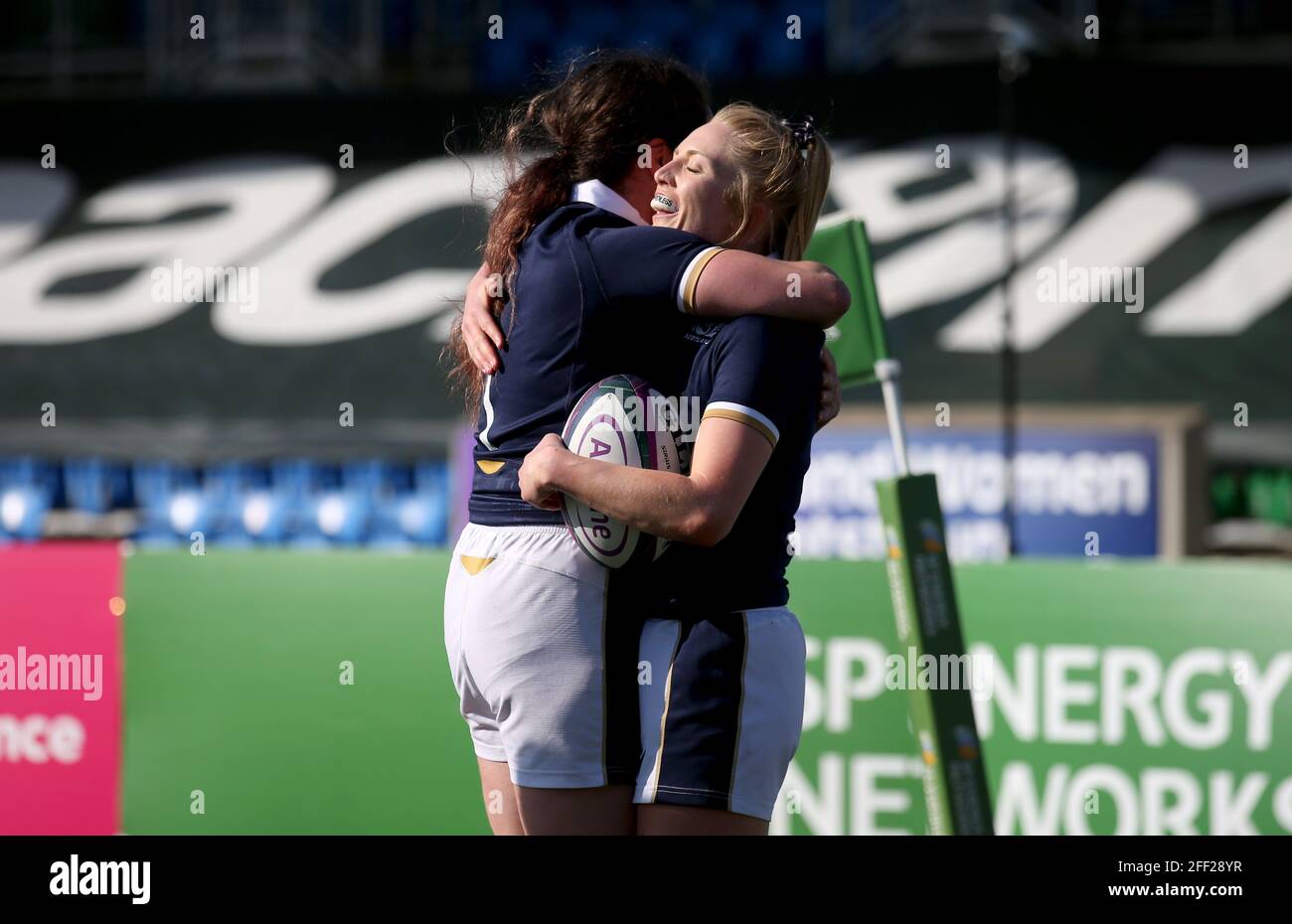 Megan Gaffney (à droite), en Écosse, célèbre sa première tentative de ...