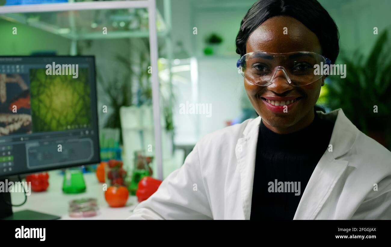 Gros plan sur un biologiste africain, médecin portant des équipements ...