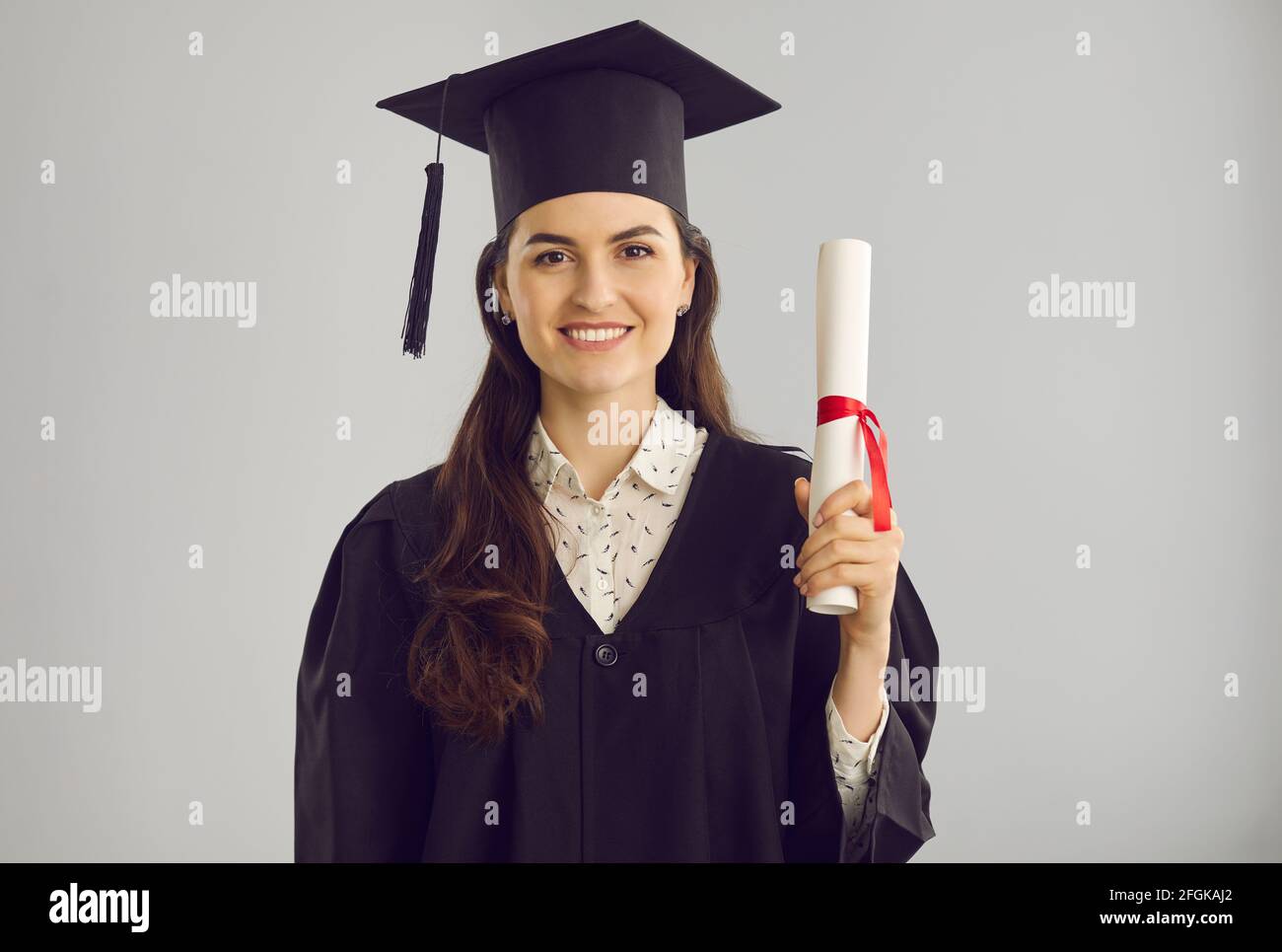 Portrait d'une femme diplômée intelligente et réussie avec un diplôme ...