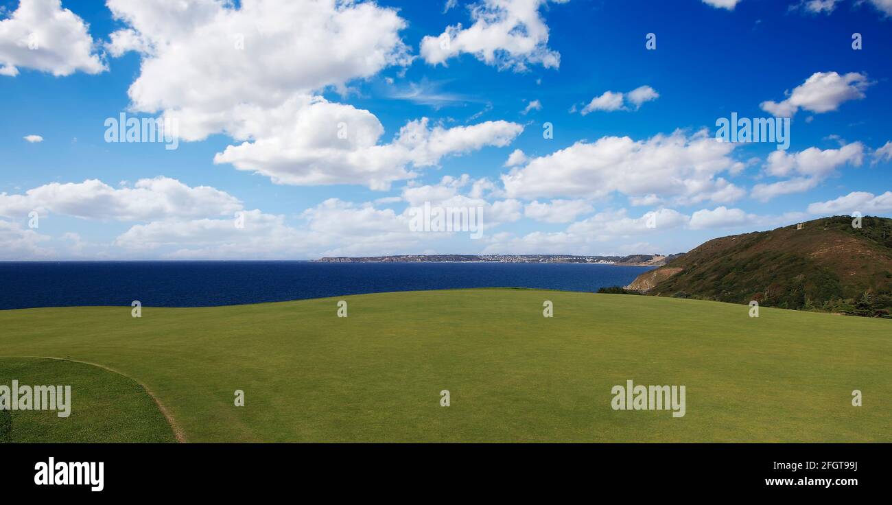 Golf de Pleneuf Val Andre, Bretagne, France, en arrière-plan, le canal ...