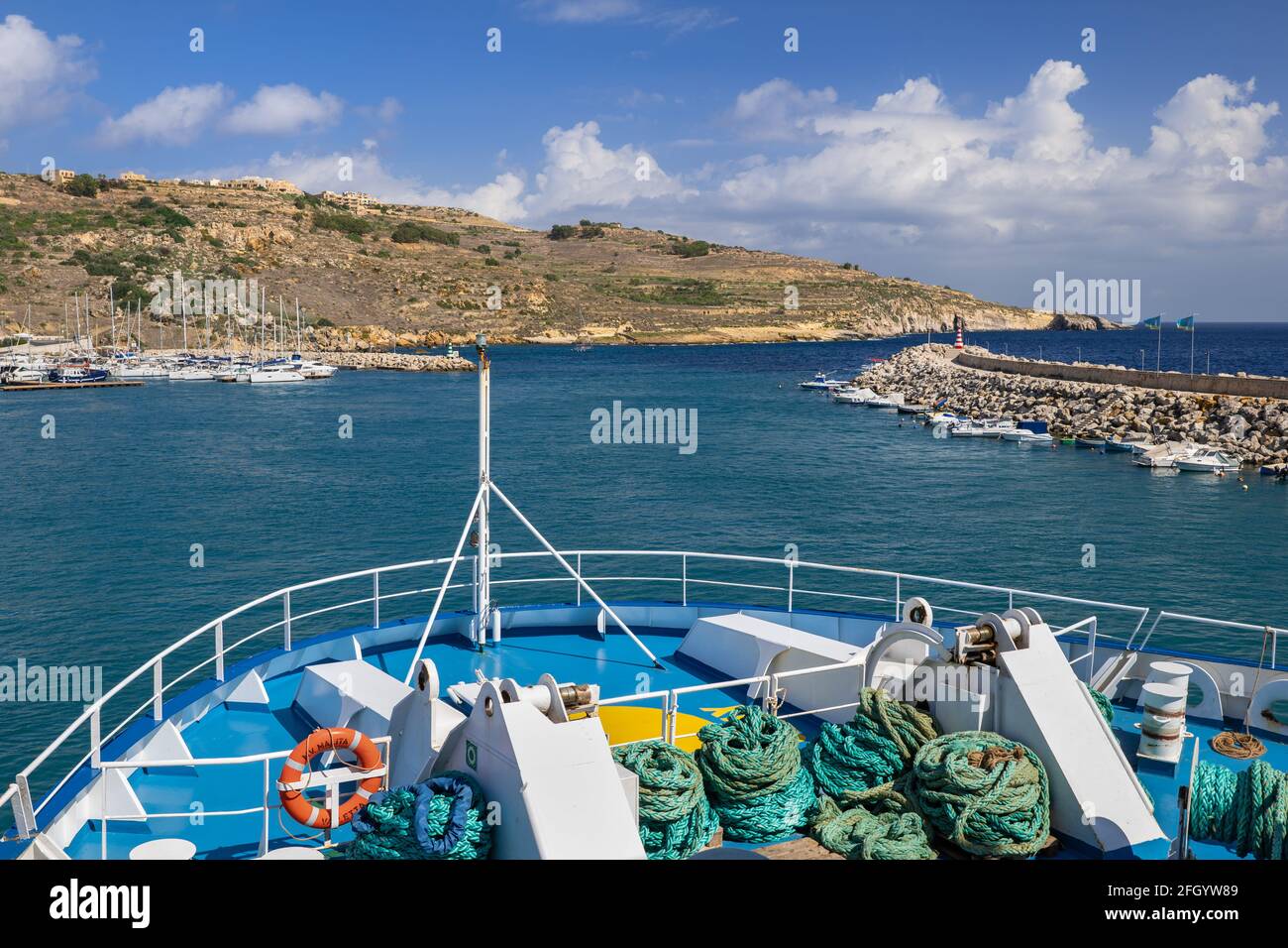 Le ferry de la ligne de canal de Gozo quitte le port de Gozo île en ...