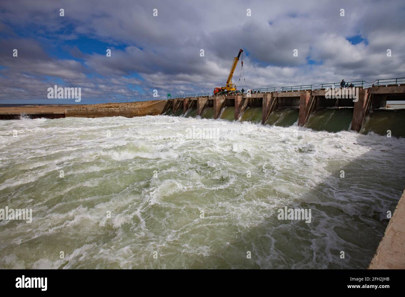 Kazakhstan, petite mer d'Aral barrage de Kok-aral. Évacuation de l'eau ...