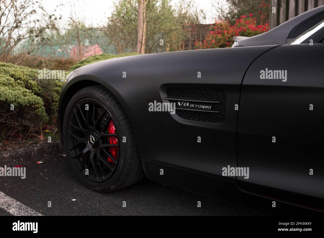 Roues noires Banque de photographies et d’images à haute résolution - Alamy