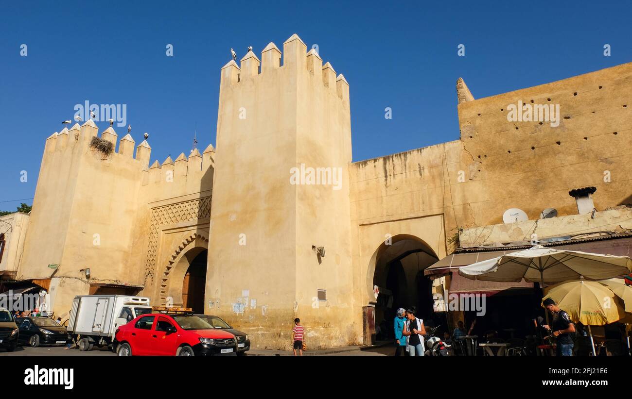 Bab Semmarine est la porte méridionale monumentale de Fes el-Jdid, une ...