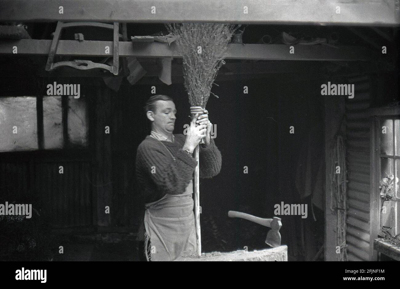 Fabrication de besom Banque de photographies et d’images à haute ...