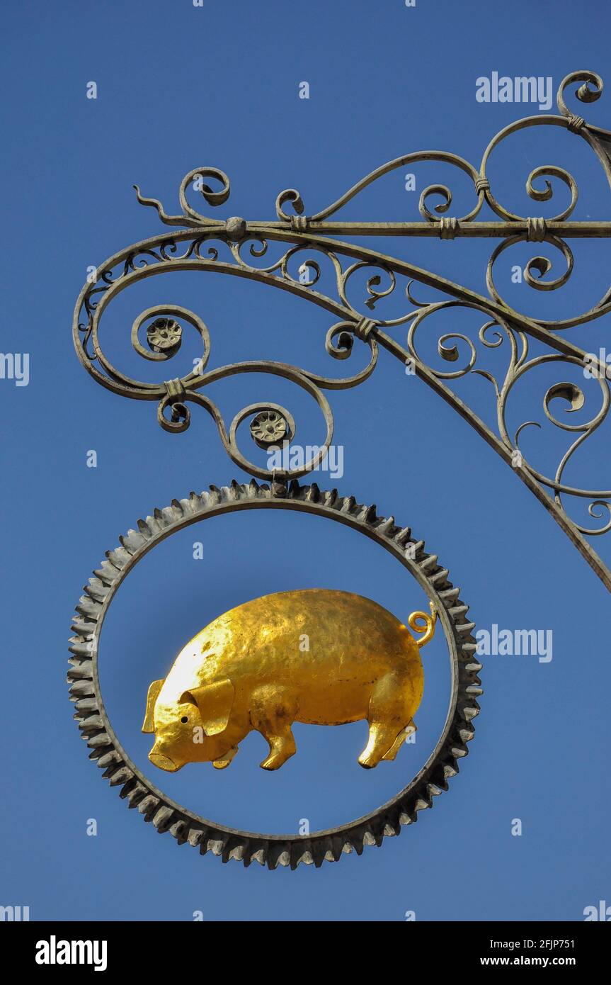 Panneau portant le symbole du cochon devant la boutique du boucher ...