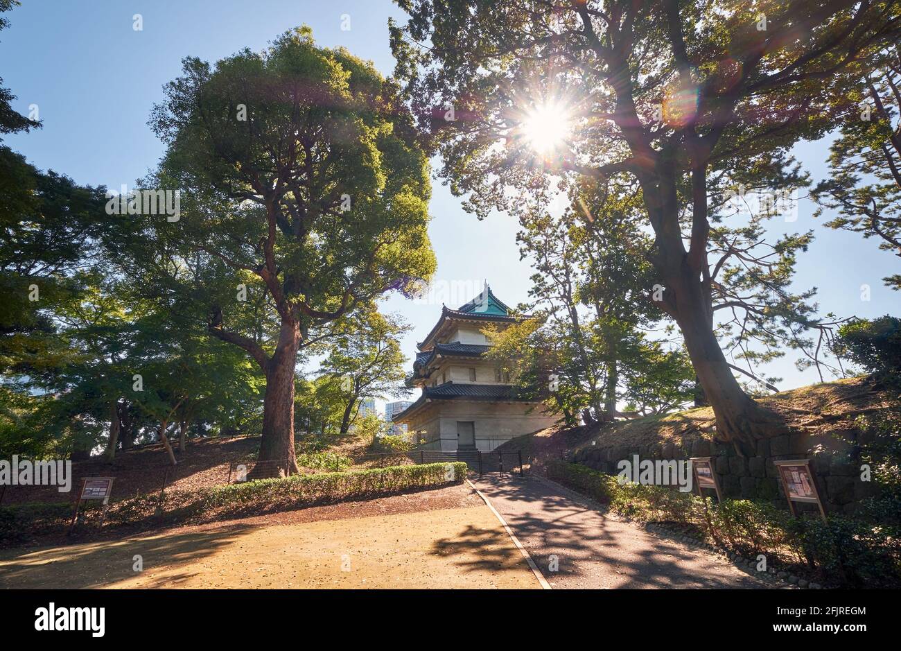Le chemin vers le symbole de l'ancien château d'Edo - la tourelle ...