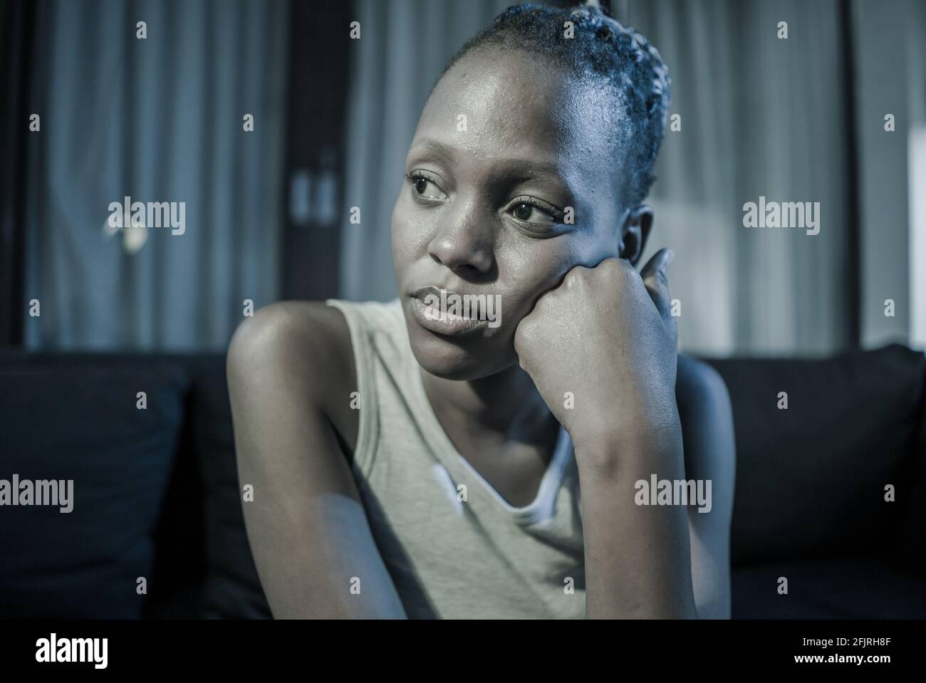Jeune fille afro-américaine la nuit souffrant de dépression problème ...