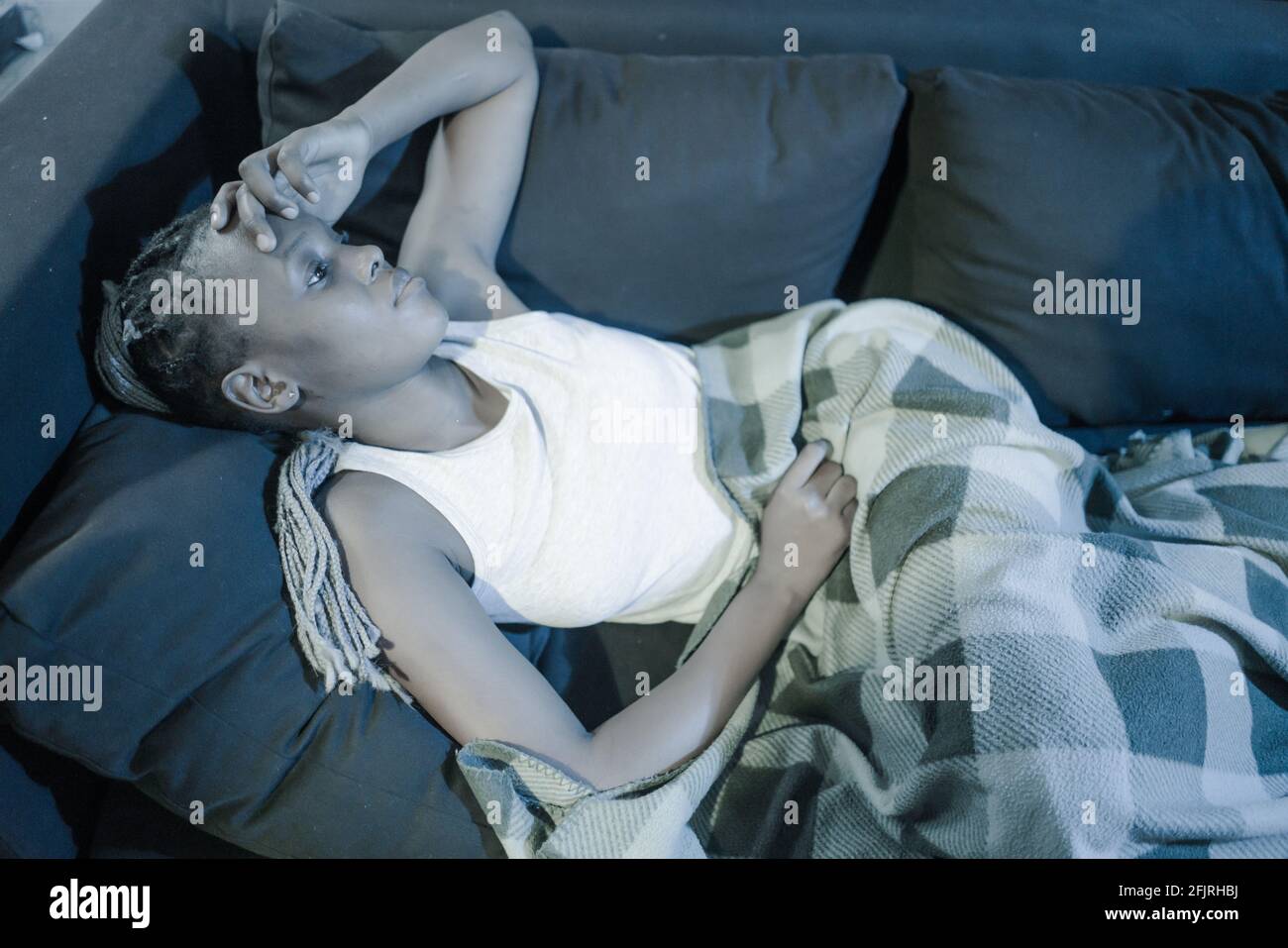 Fille Africaine Allongé Sur Canapé Banque d'image et photos - Alamy