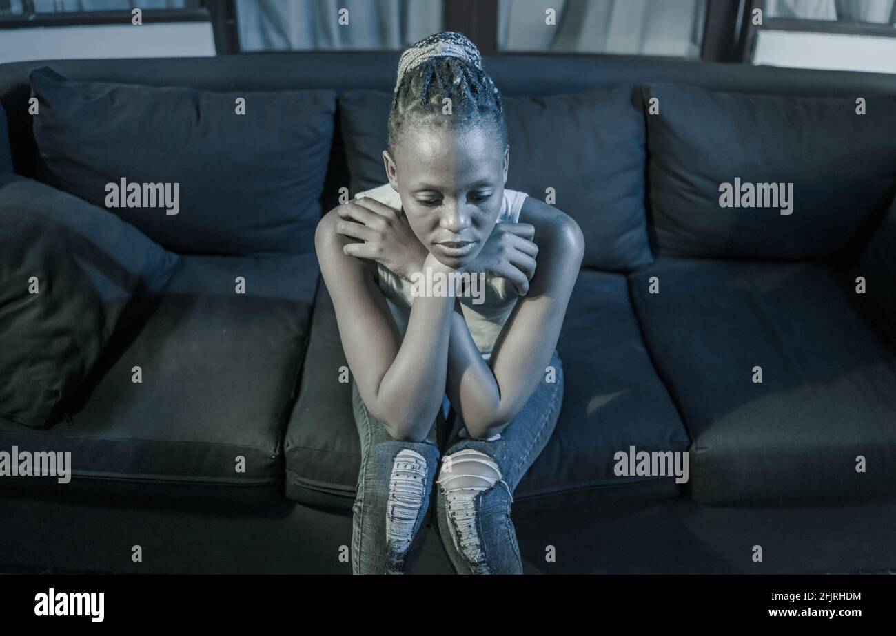 Jeune fille afro-américaine la nuit souffrant de dépression problème ...