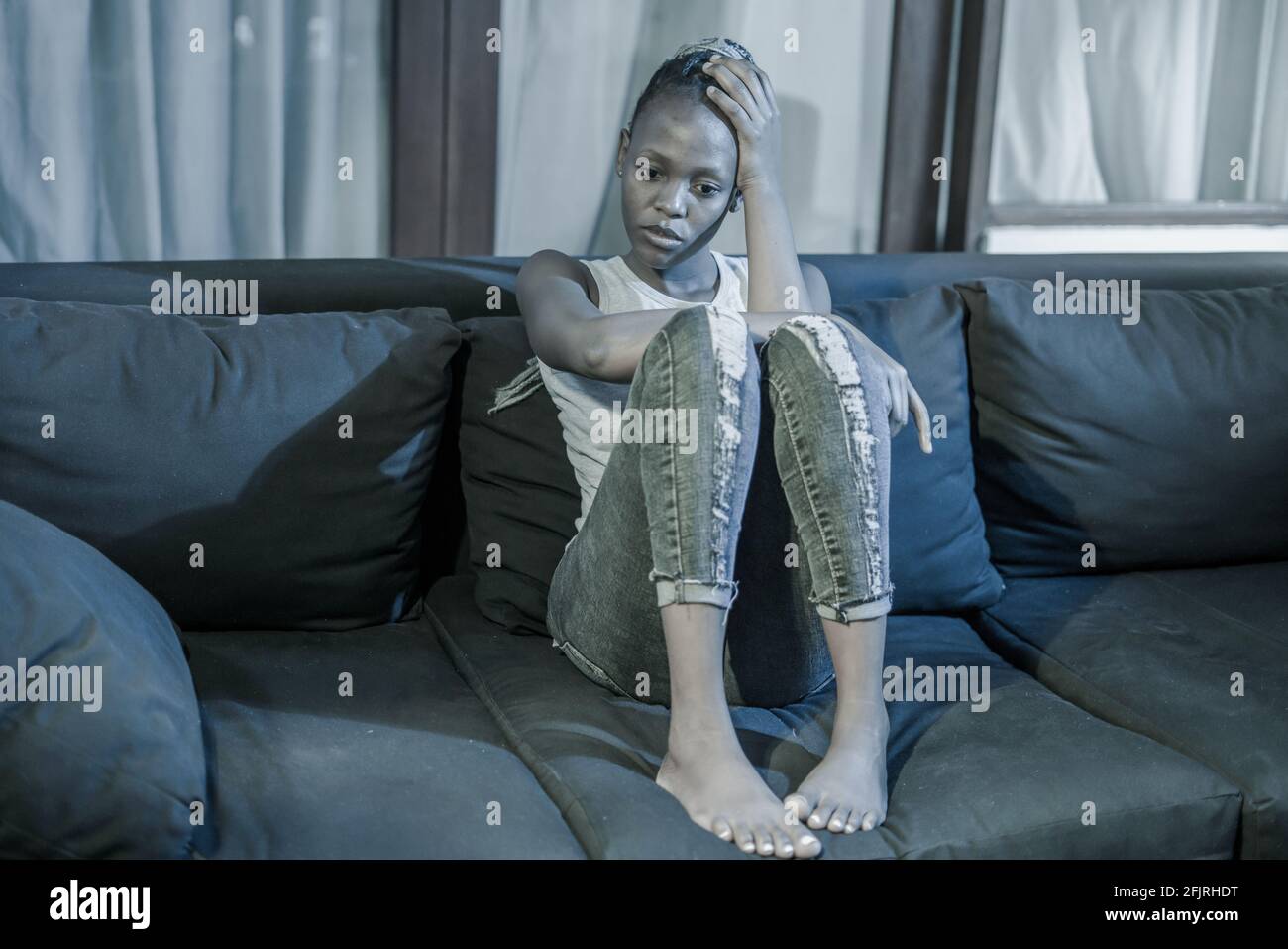 Jeune fille afro-américaine la nuit souffrant de dépression problème ...