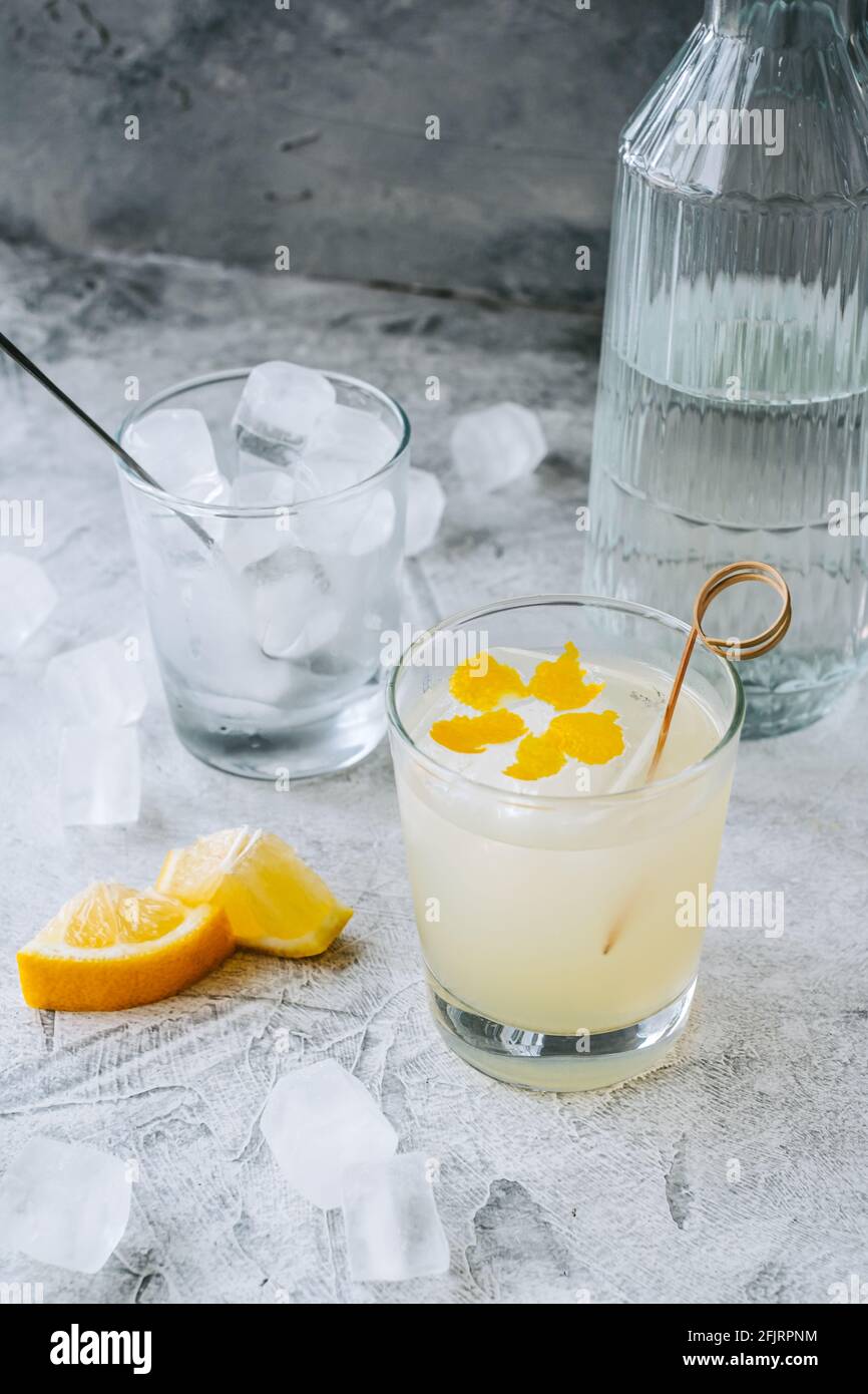 Cocktail d'agrumes avec jus de citron et décoration avec zeste de ...