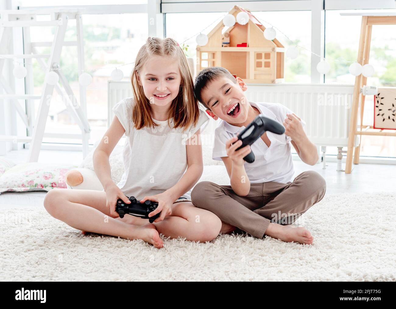 Consoler enfants Banque de photographies et d’images à haute résolution ...