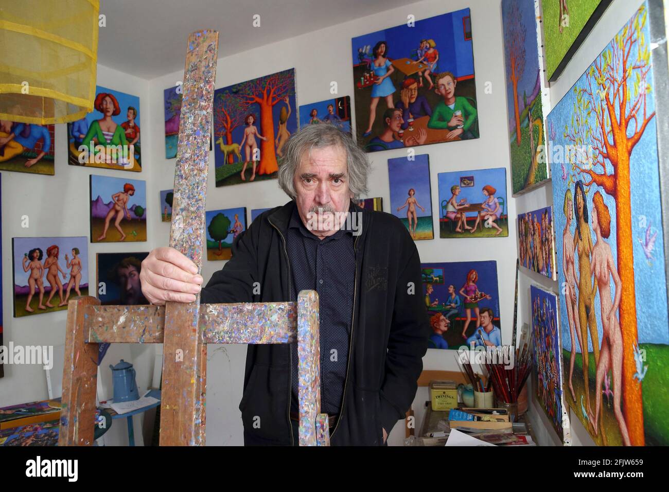 France, Indre et Loire, Loches, le peintre Pierre Guitton dans son ...