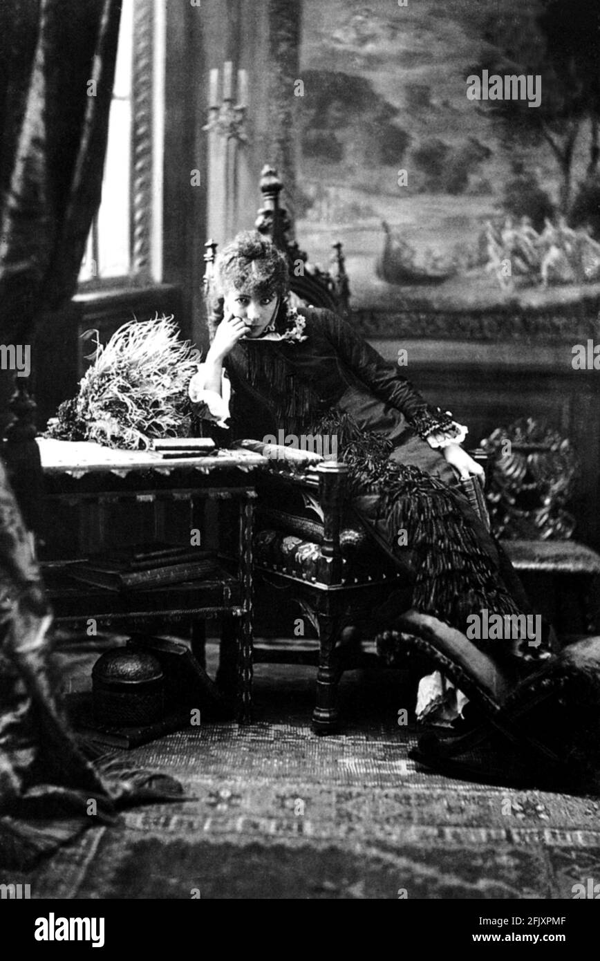 1876 CA., FRANCE : la célèbre actrice française SARAH BERNHARDT ( 1844 ...