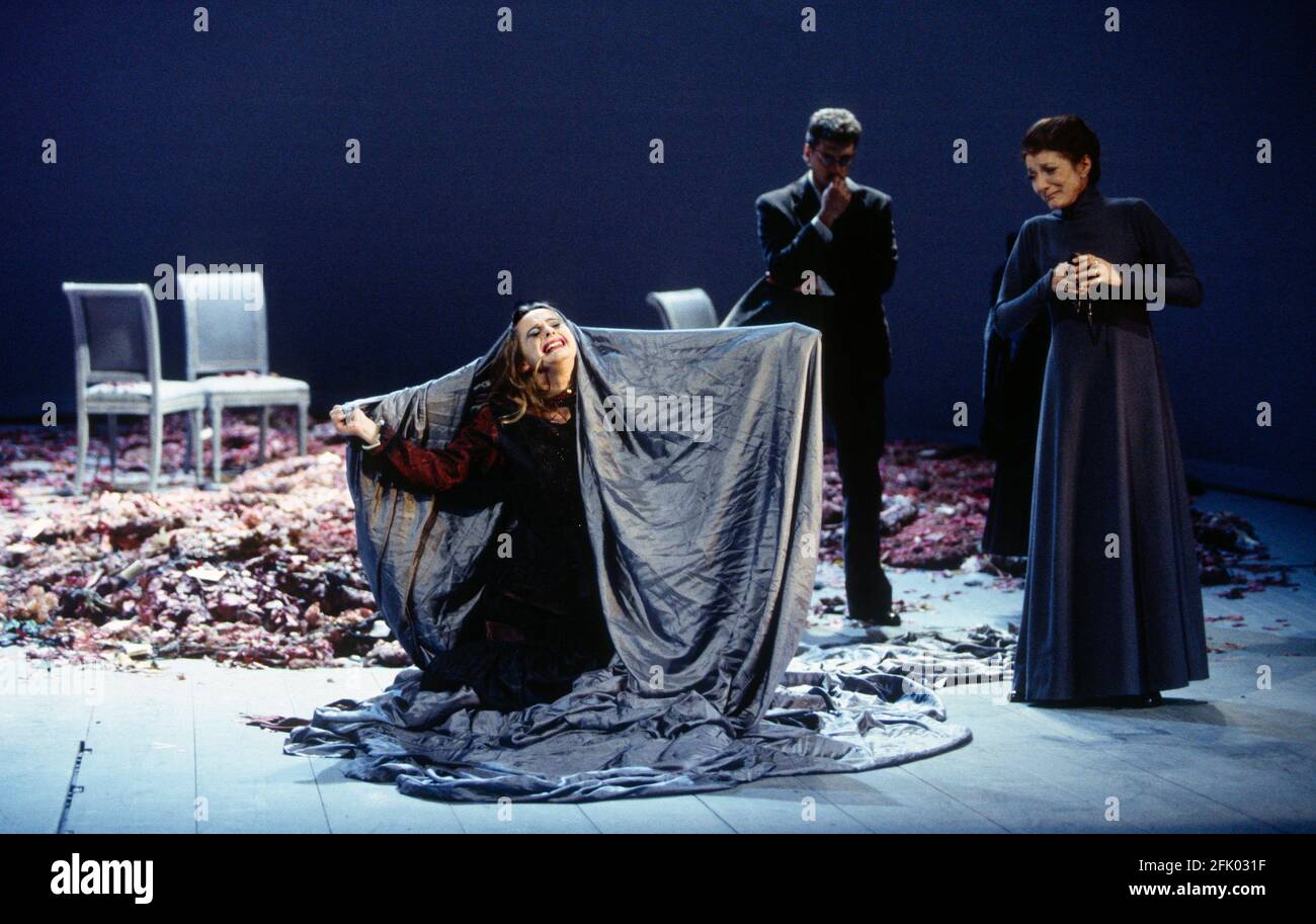 l-r: Joanne Pearce (Ophelia), Rob Edwards (Horatio), Jane Lapotaire ...