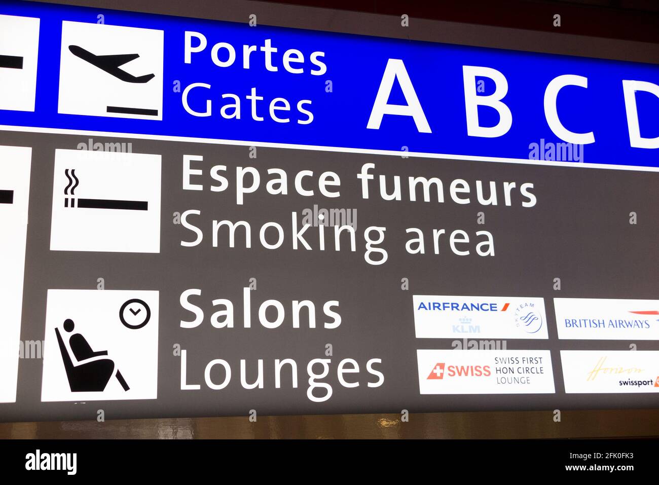 Airport terminal smoking area Banque de photographies et d’images à ...