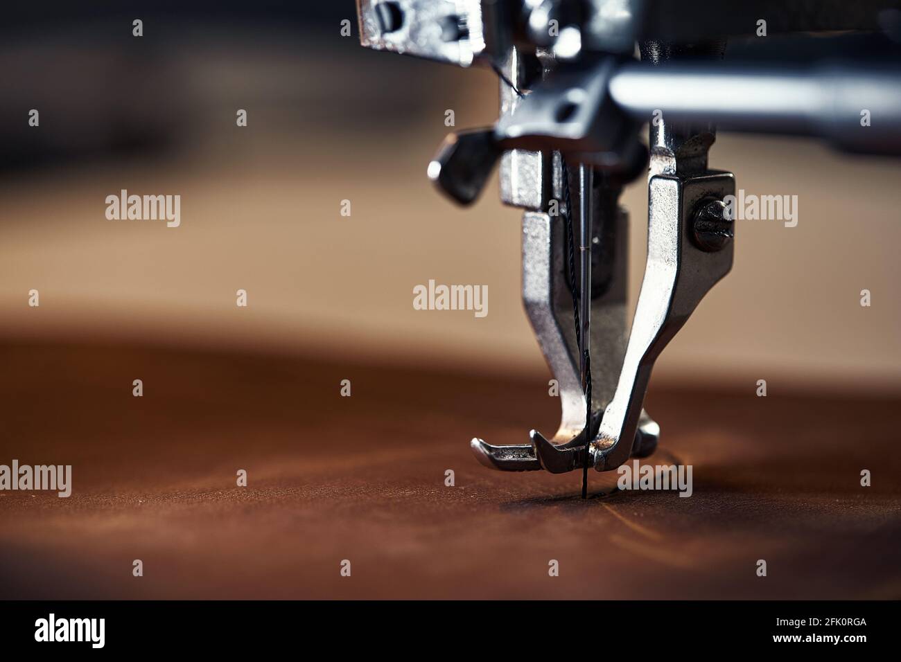 Processus de travail de l'artisan du cuir. Tanner ou skinner rade cuir ...