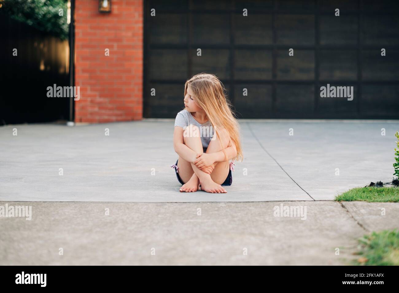 Jeune Fille Assise En Tailleur Banque De Photographies Et Dimages à