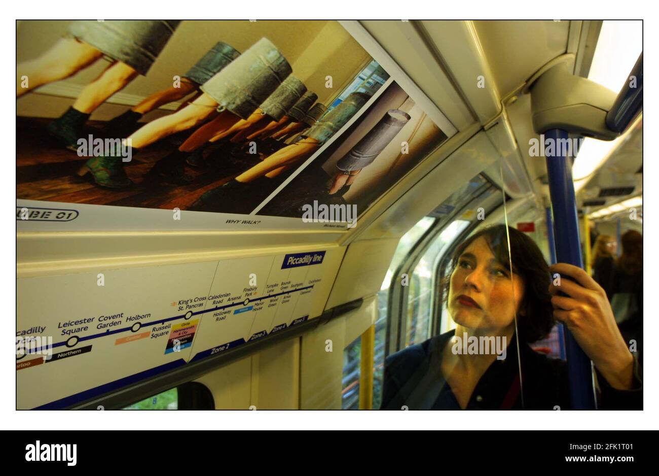 Artiste Natasha Laflin regardant la contabution de Richard Niman au ...