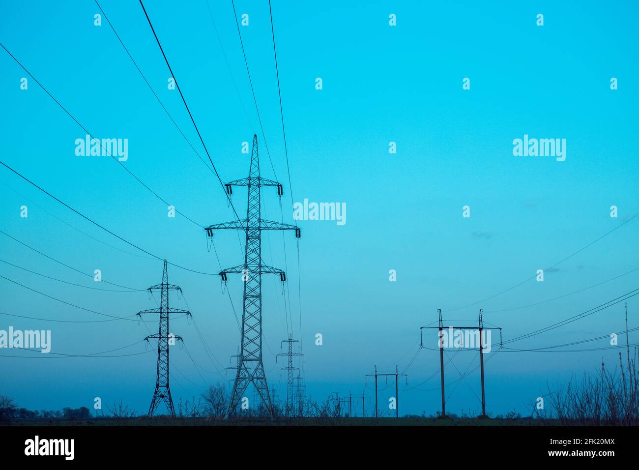 La silhouette du pylône de la transmission d'électricité en soirée. Transmission de puissance d ...