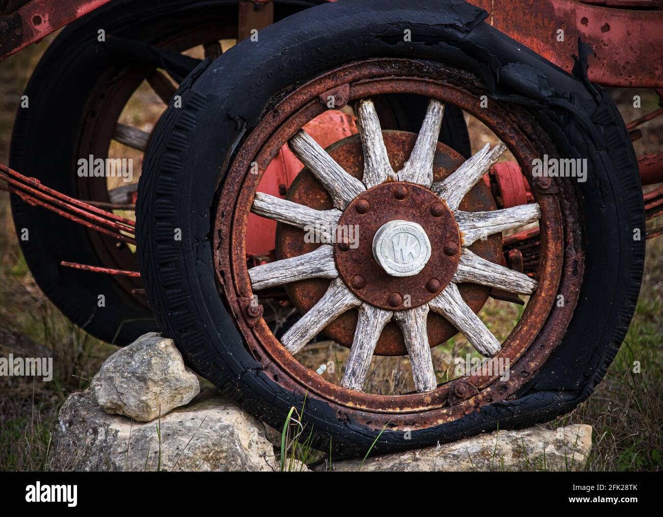 Ancienne roue en caoutchouc avec rayons en bois Banque de photographies ...