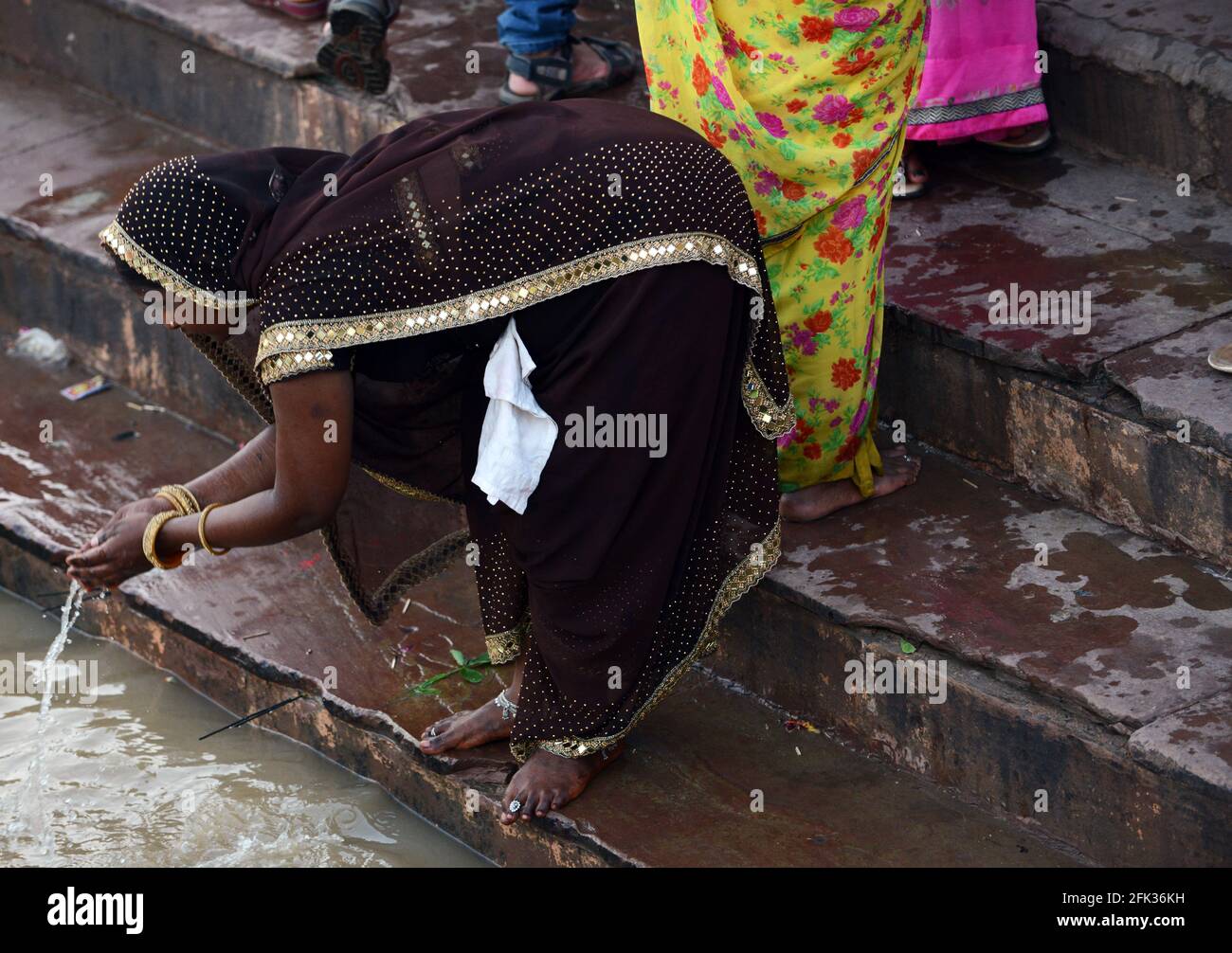 Indian woman praying Banque de photographies et d’images à haute ...