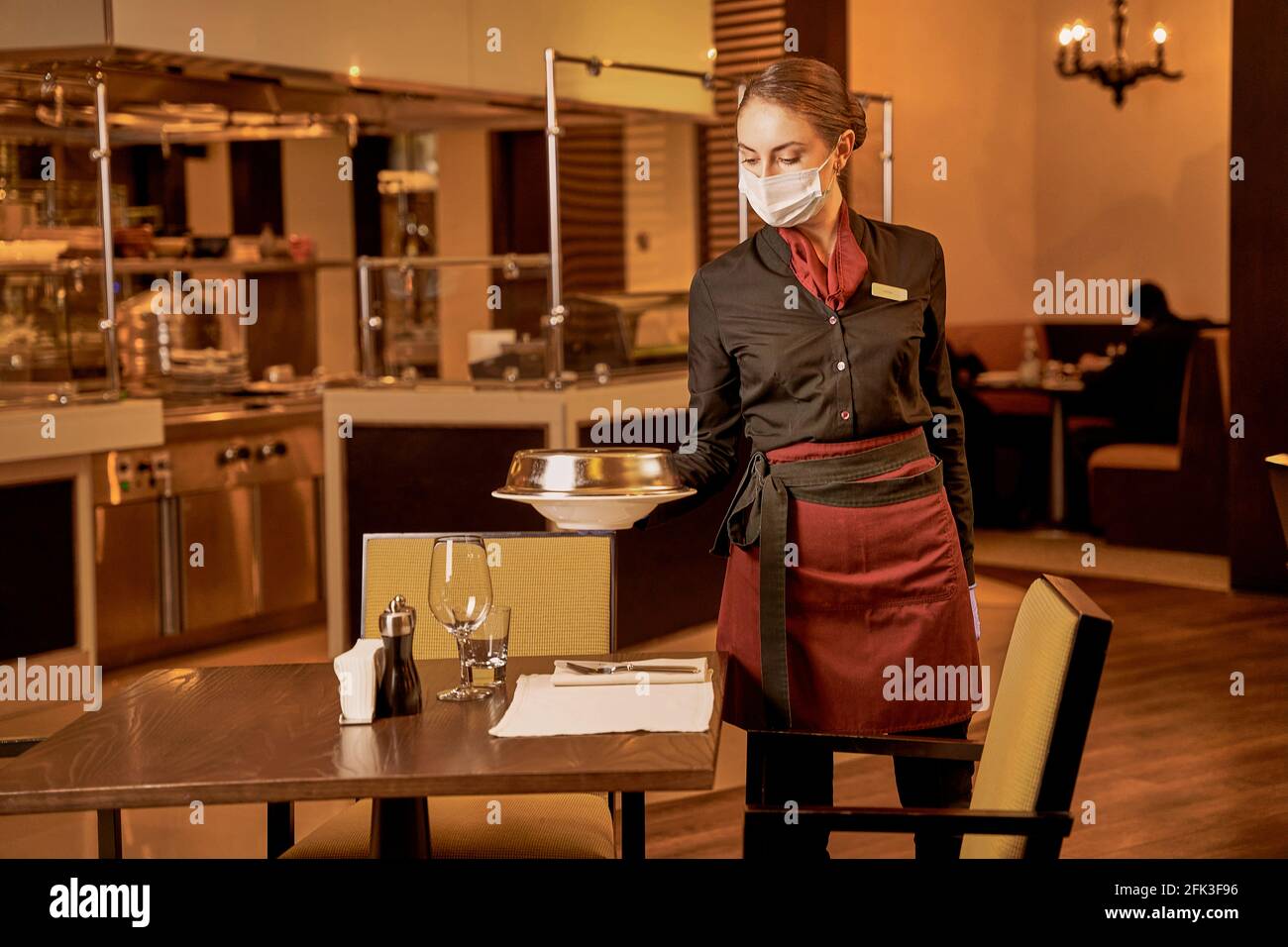 Restaurant femme serveuse serveur servant plateau de travail Banque de ...