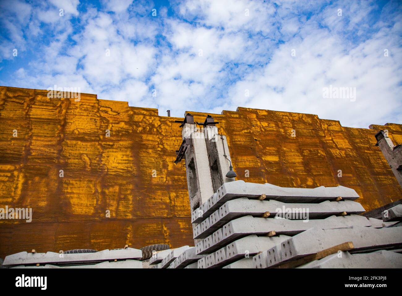 Mousse d'isolation thermique jaune sur le mur du bâtiment industriel ...
