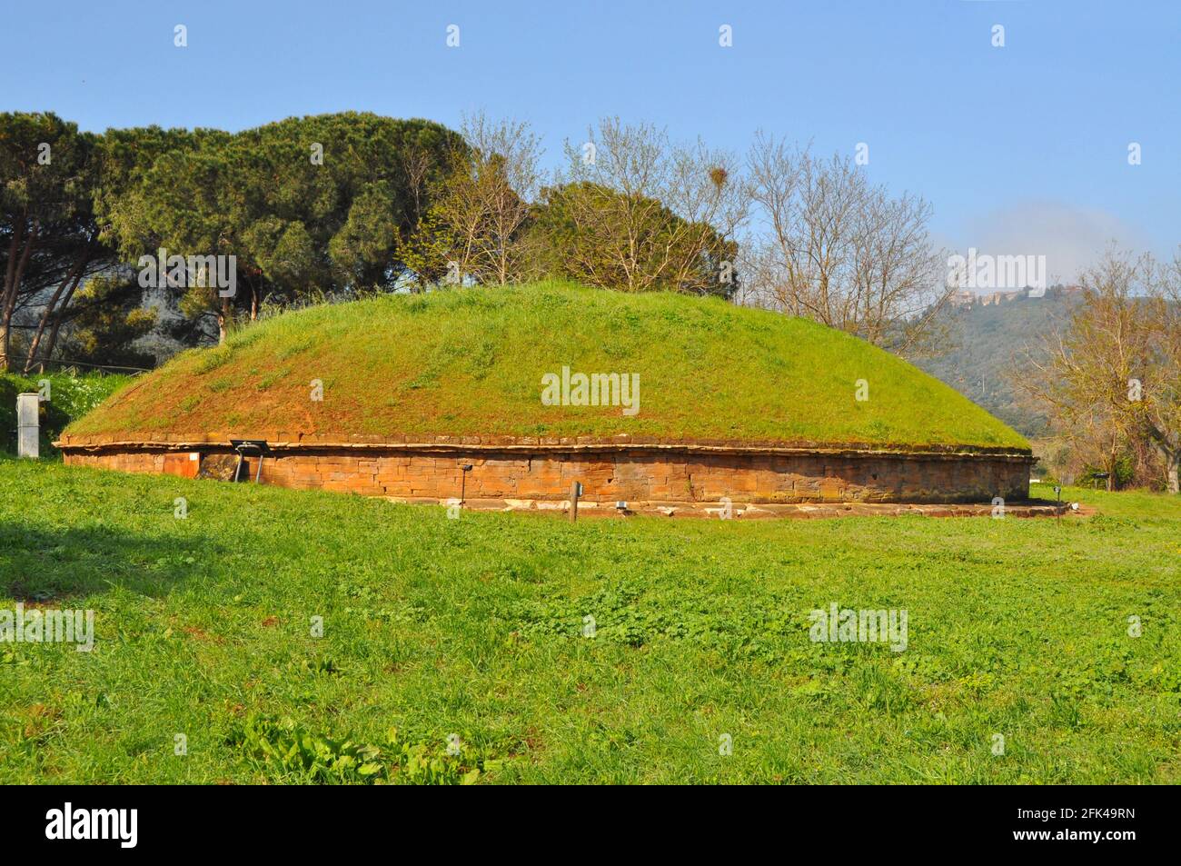 Tombeaux tumulus Banque de photographies et d’images à haute résolution ...