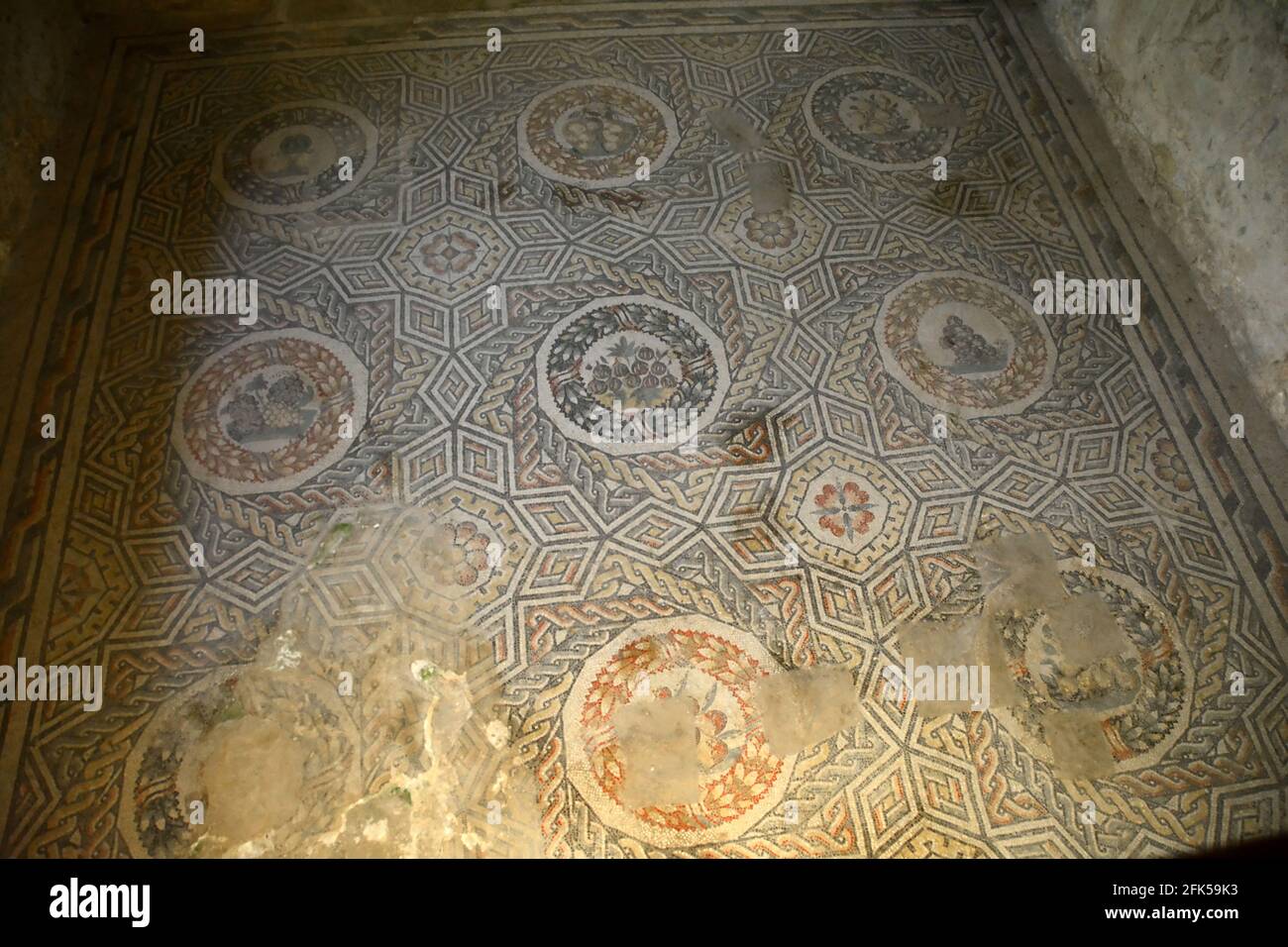 Sol antique en mosaïque romaine dans une chambre à coucher avec un ...