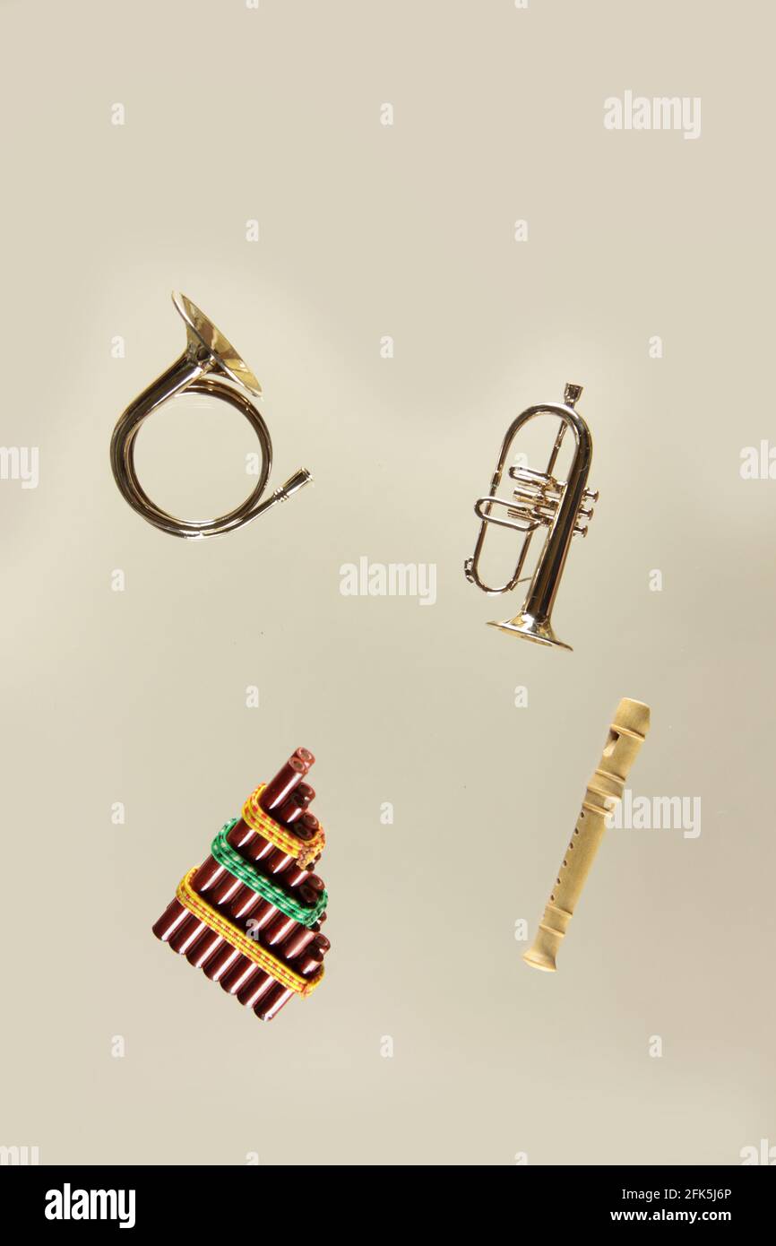 Instruments de musique cor de chasse Banque de photographies et d ...
