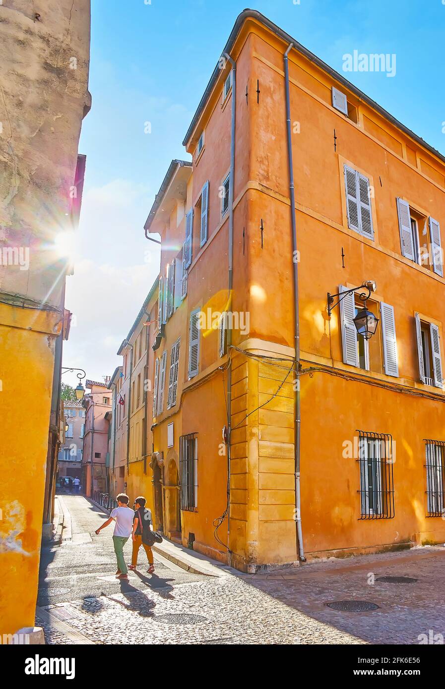 A l'angle de la place du Forum des Cardeurs et de la rue Merindol avec ...