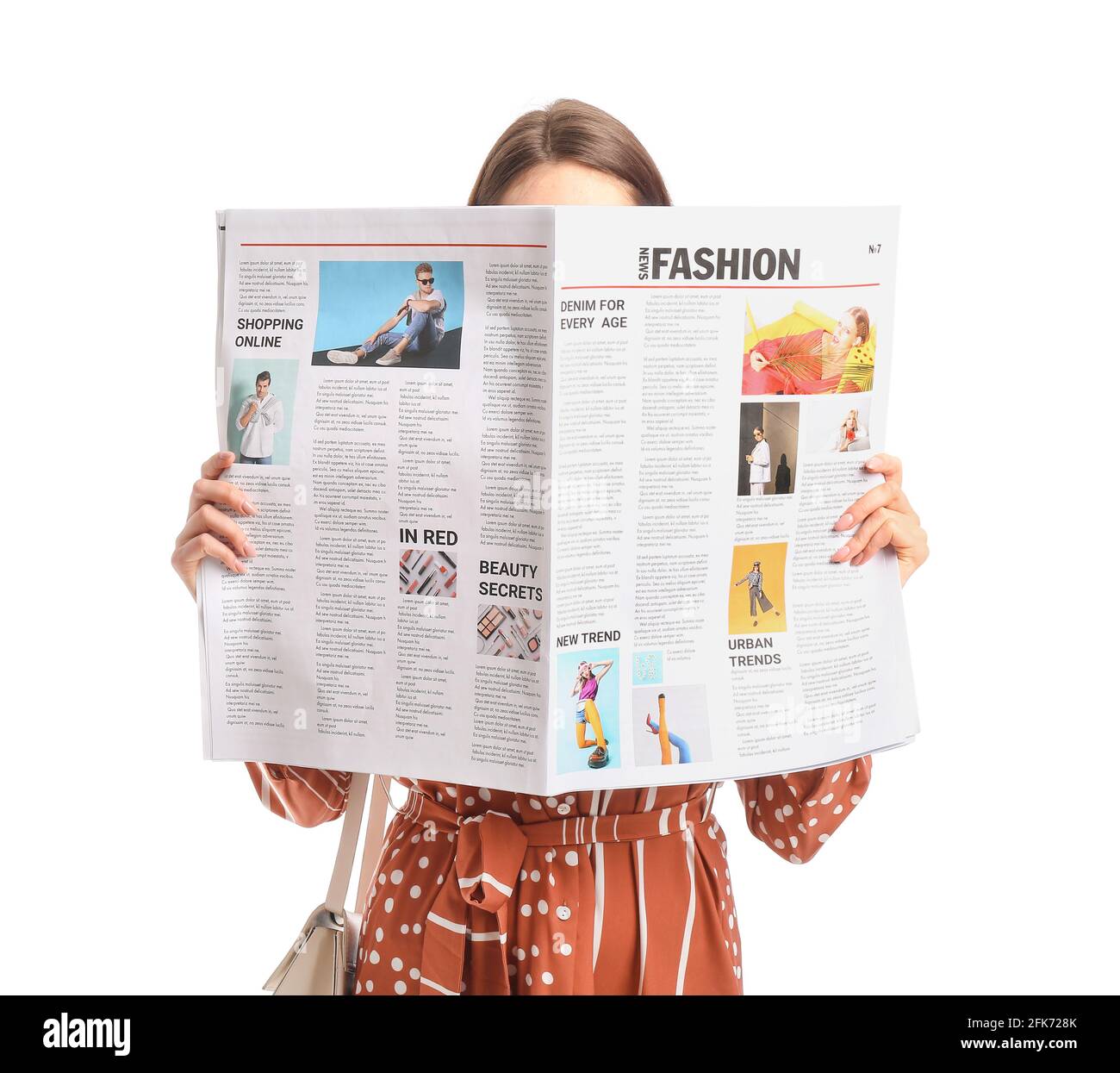 Jeune femme lisant journal papier journal Banque de photographies et d ...