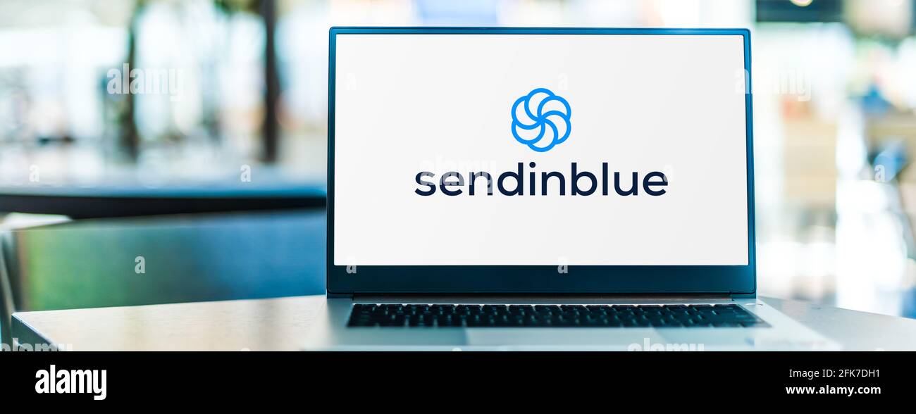 POZNAN, POL - MAR 15, 2021: Ordinateur portable affichant le logo de ...