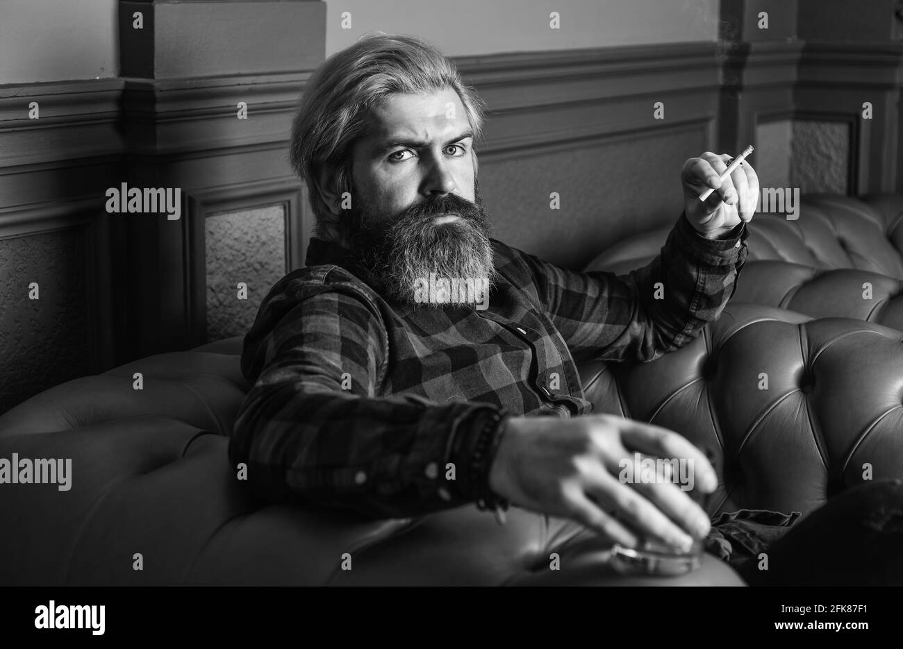 luxe et succès. fumer la cigarette tout en buvant du brandy ou du ...