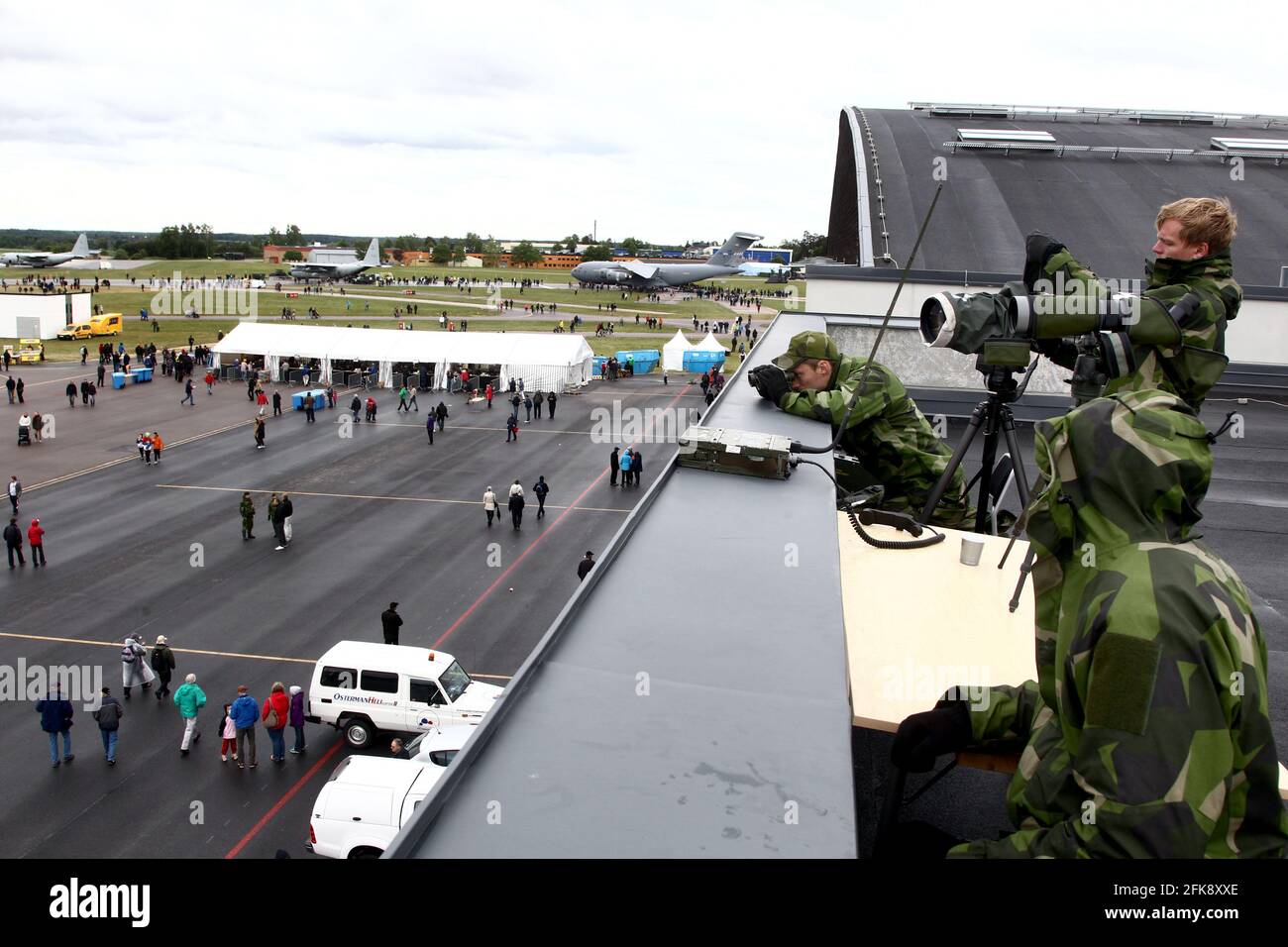 Soldats et personnel de sécurité à la base aérienne de Malmen. La base ...