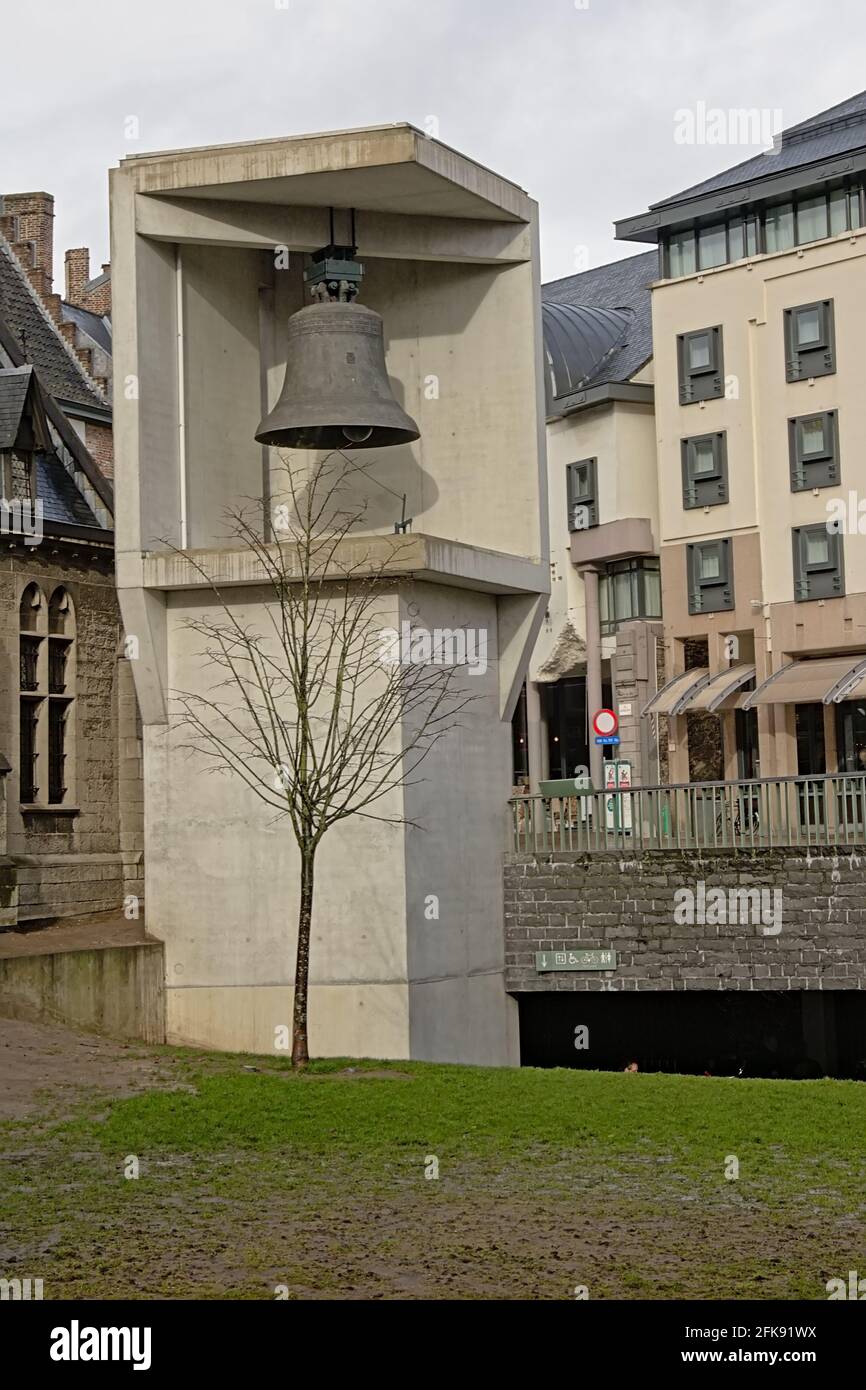 La célèbre cloche Roeland de Gand, ancienne cloche du beffroi qui a été ...