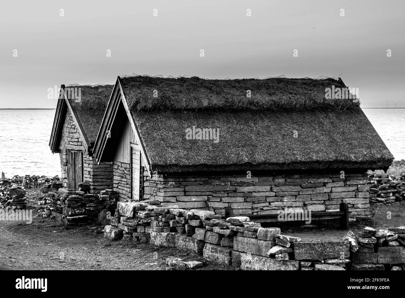 Maison en pierre au toit de chaume Banque d'images noir et blanc - Alamy