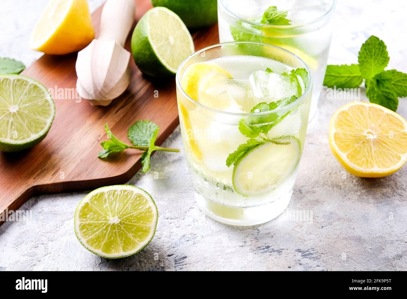 Deux verres de boisson non alcoolisée à la limonade mojito avec citron ...