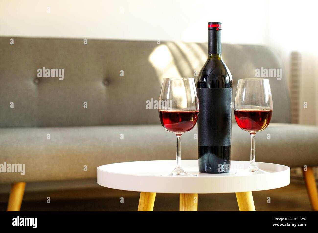 Bouteille de vin rouge vintage avec étiquette noire mate vierge sur la ...