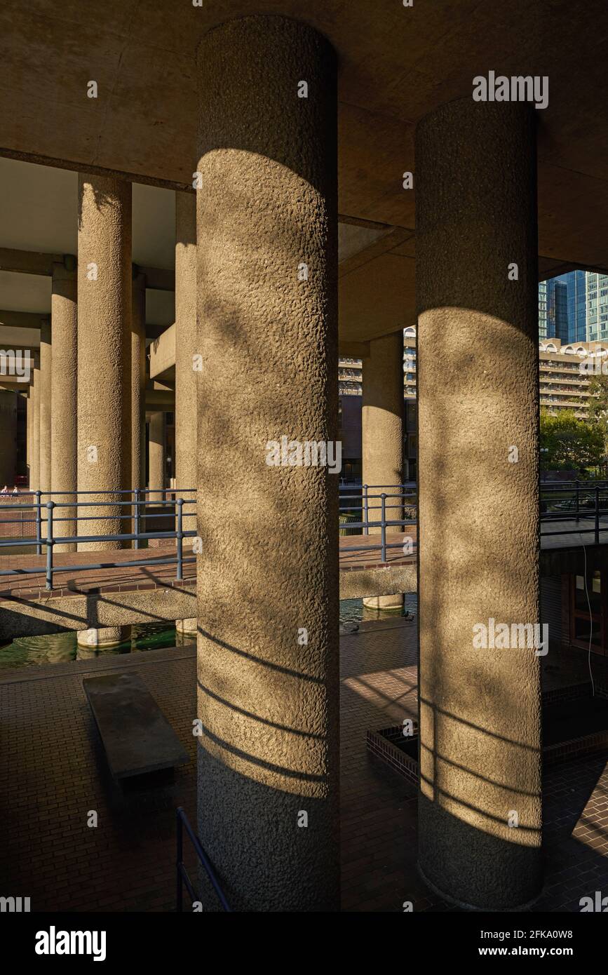 Concrete columns Banque de photographies et d’images à haute résolution ...