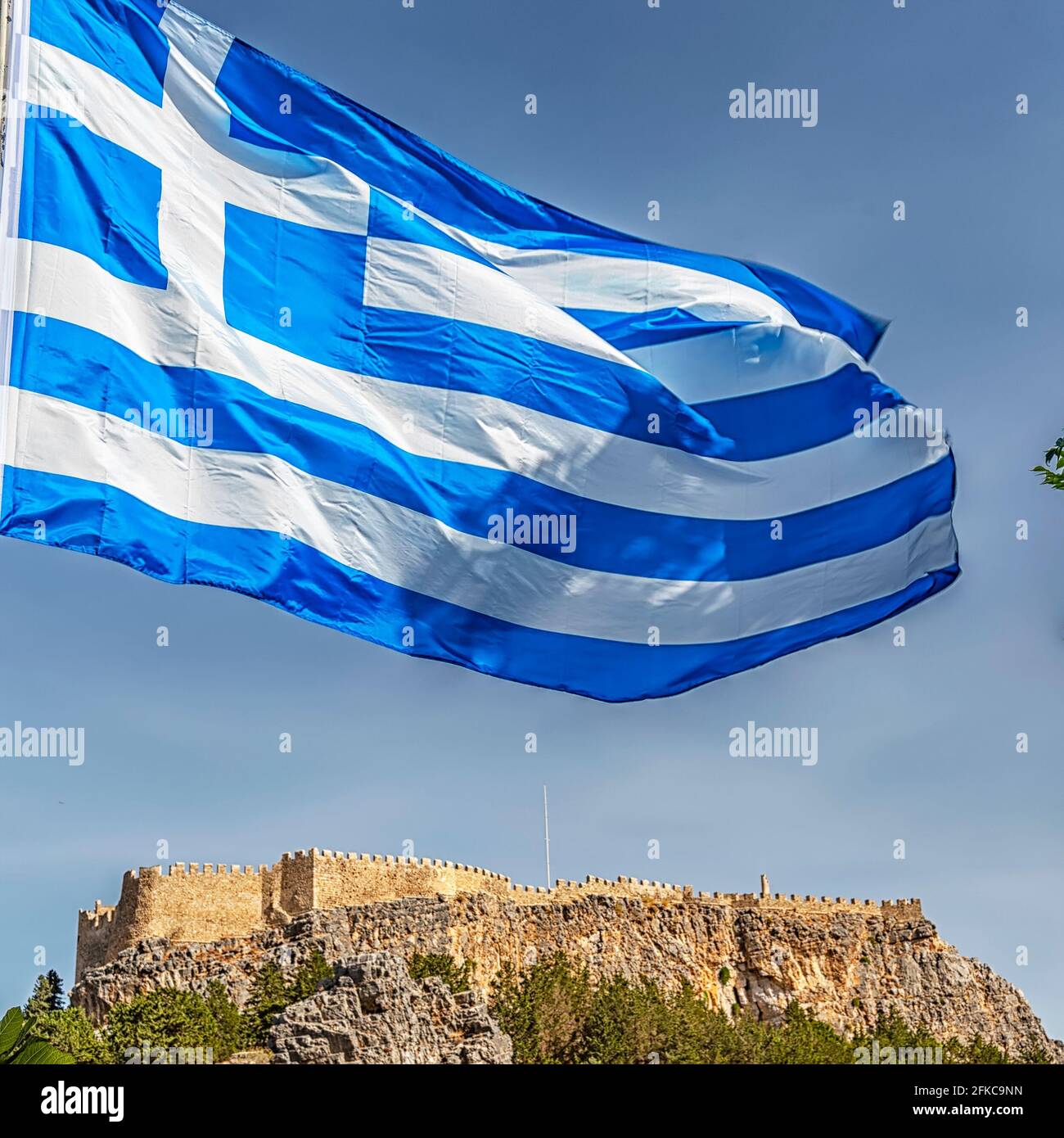 Le drapeau grec suronde les murs qui entourent le complexe du temple ...