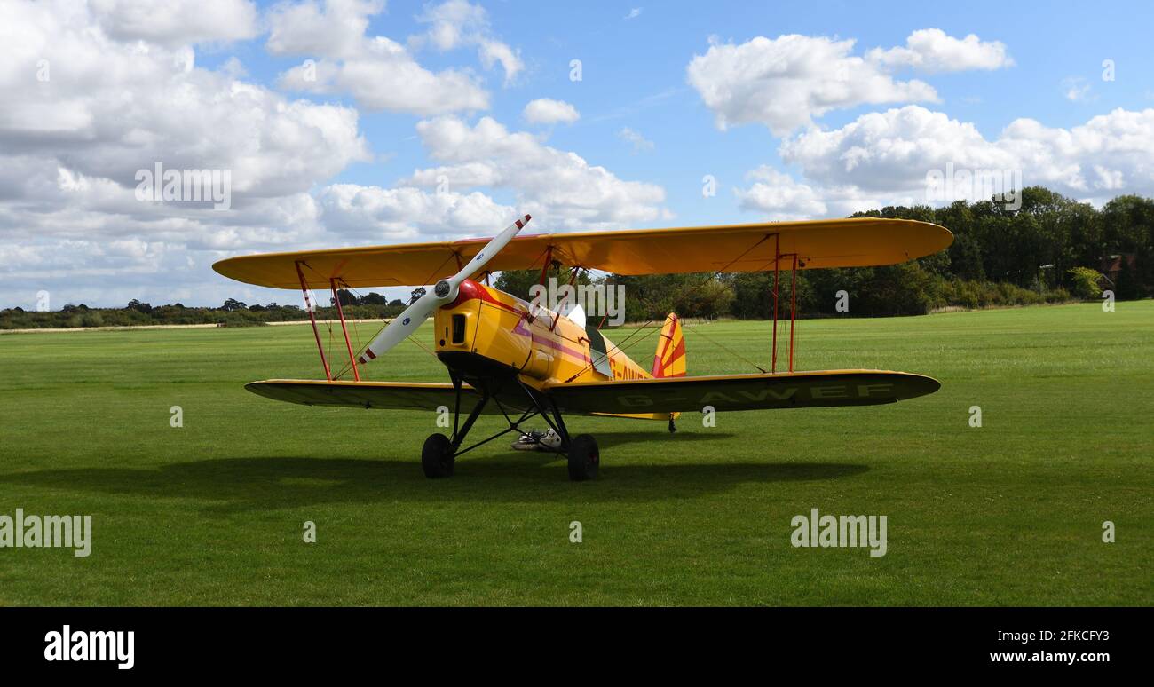 Biplan jaune Banque de photographies et d’images à haute résolution - Alamy