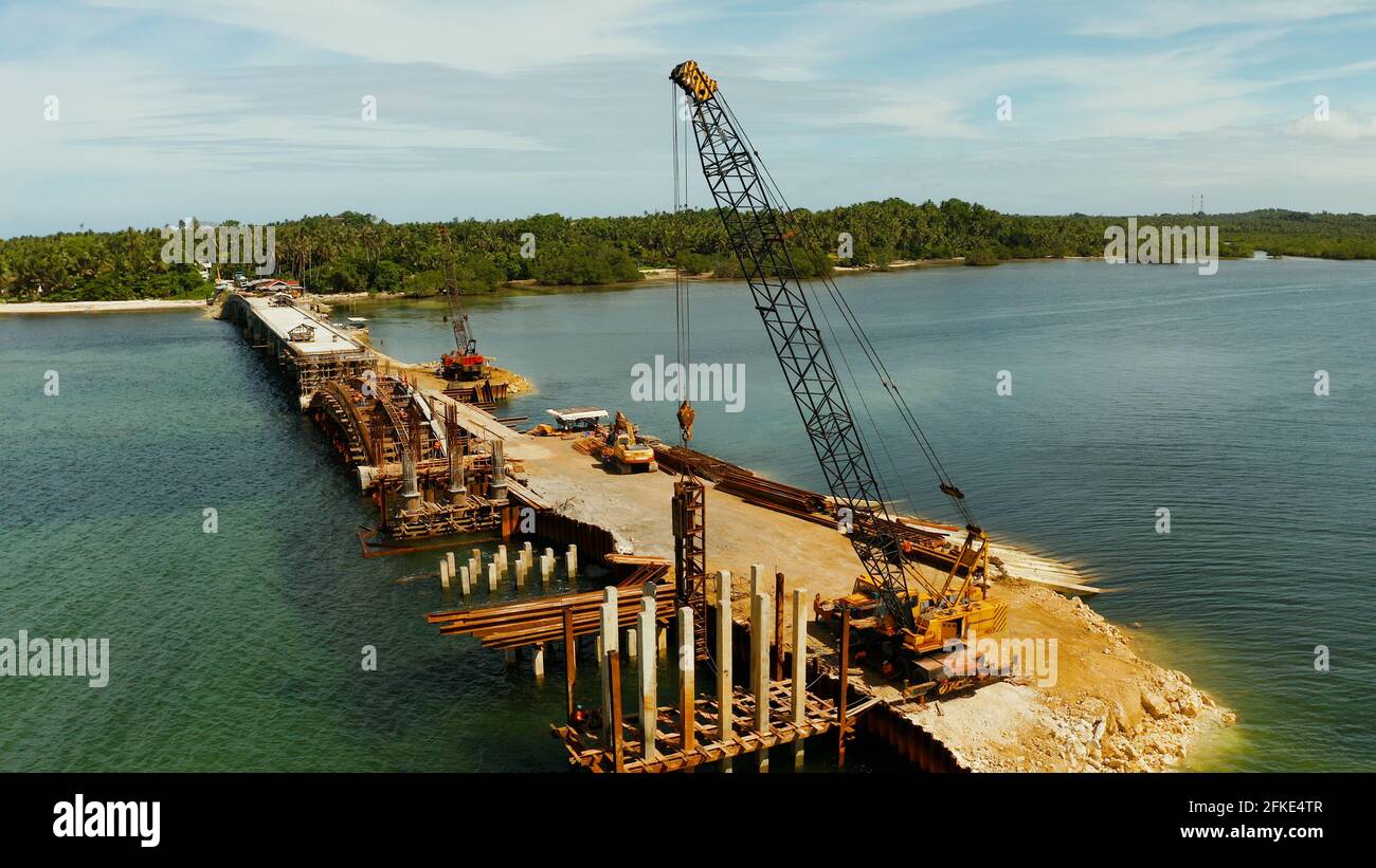 Fonçage de pieux en béton est de l'installation. Matériel de ...
