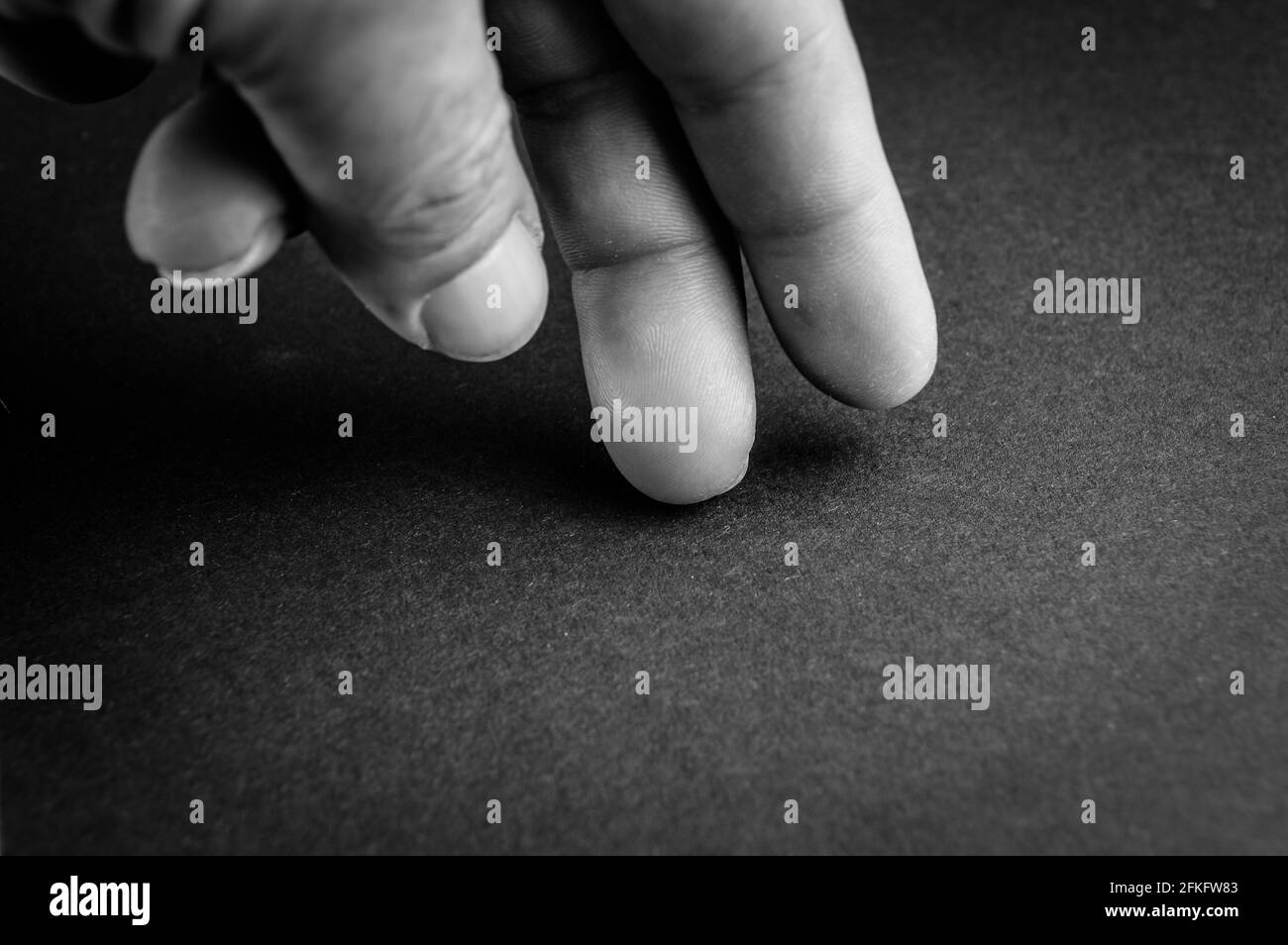 Vue macro en noir et blanc des doigts mâles humains avec les ongles et ...
