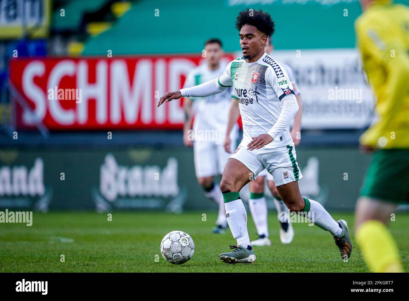 SITTARD, PAYS-BAS - 1ER MAI : Godfried Roemeratoe du FC Twente pendant ...