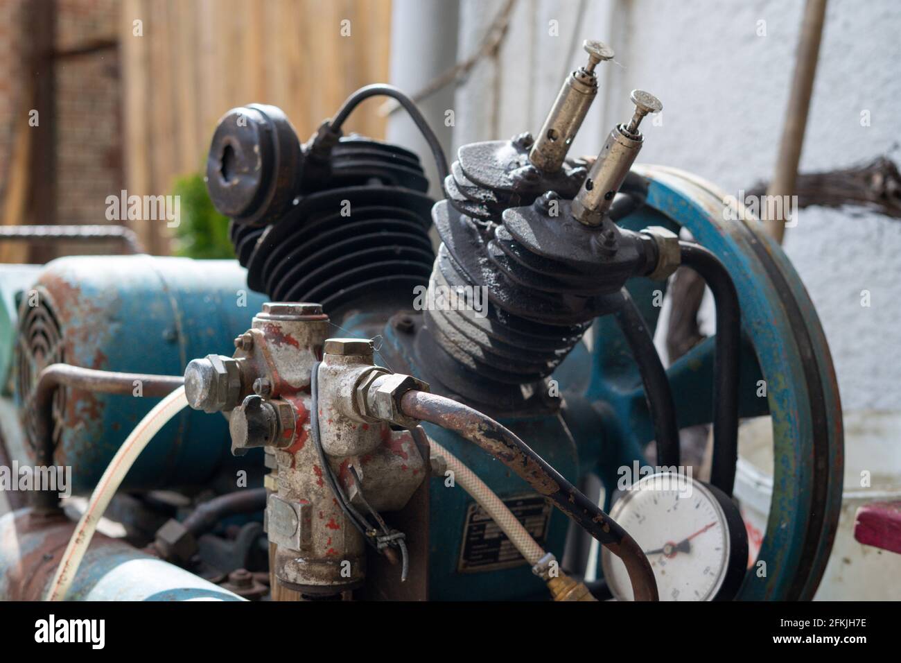 Old air compressor Banque de photographies et d’images à haute ...