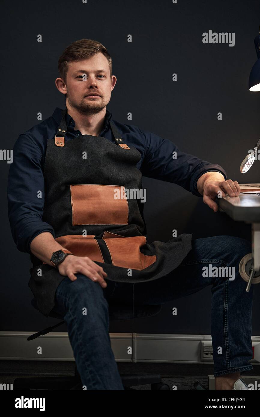 Processus de travail de l'artisan du cuir. Tanner ou skinner rade cuir ...