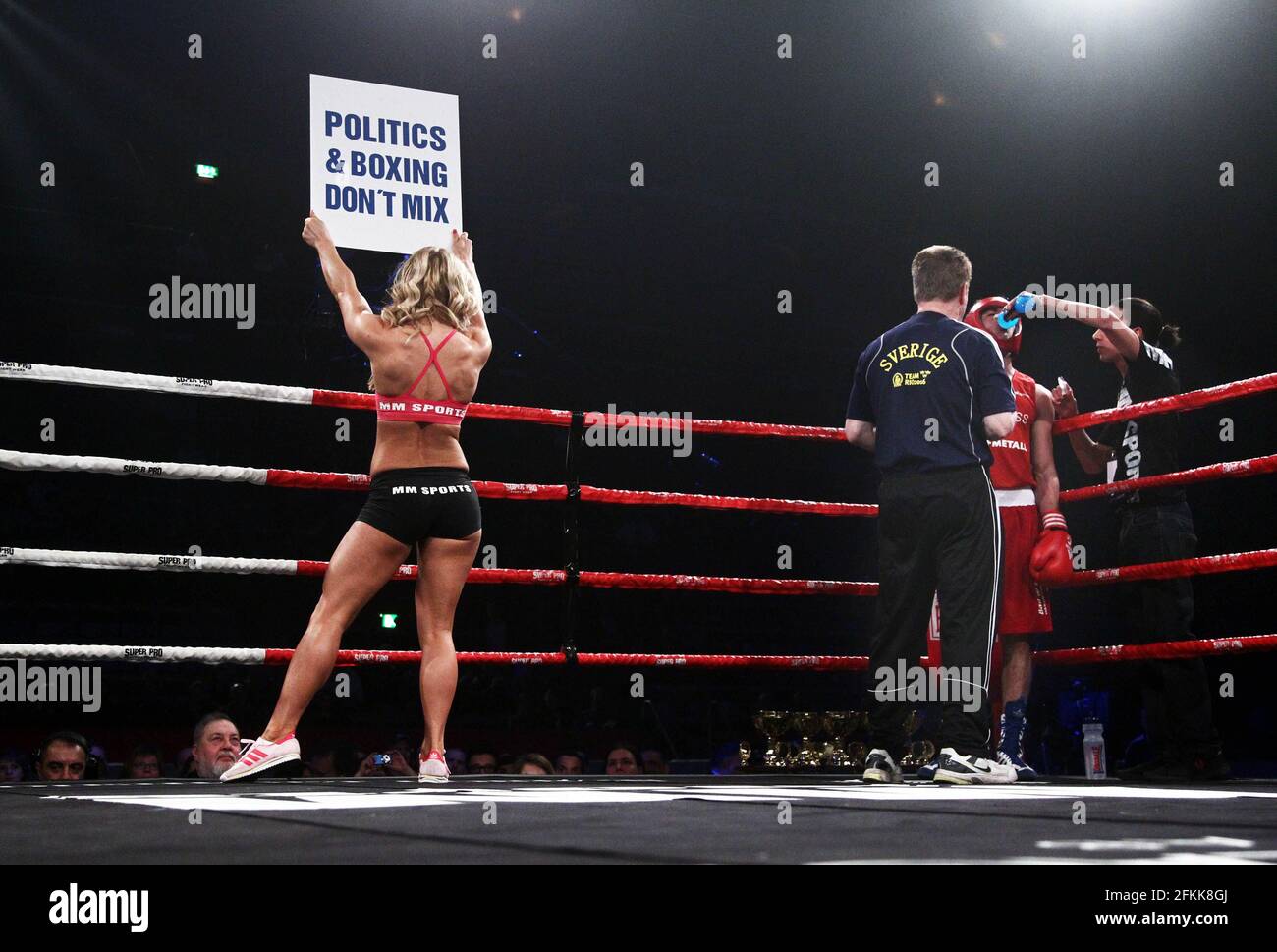 Boxe ring girl pendant le gala de boxe Best of the BEST in Cloetta ...